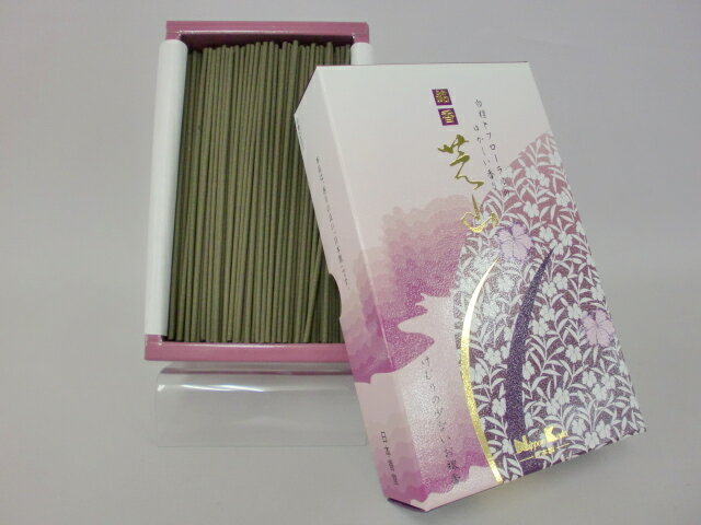 伝統的な香調を現代のライフスタイルに生かしたお線香です。 幼い日に駆け上がった小高い丘、 野の草茂る近くの里山。 季節の移ろいは、そんな身近なところにありました。 「芝山」は、懐かしくそして深い想いを、 おだやかな香りに託したお線香です。 ...