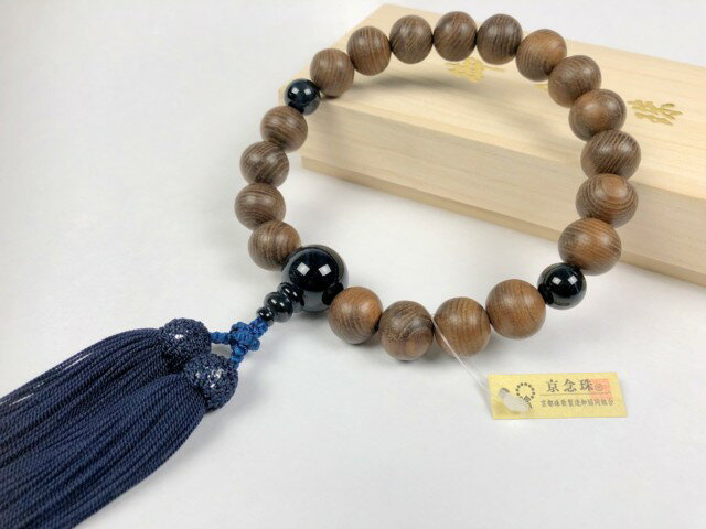 槐（えんじゅ）の木を使用し、青虎目石で仕立てた男性用片手念珠です。 /////////////////////////////////////////////////////////////// ■房■　上結正絹頭房（濃鉄色） ■仕様■　主...