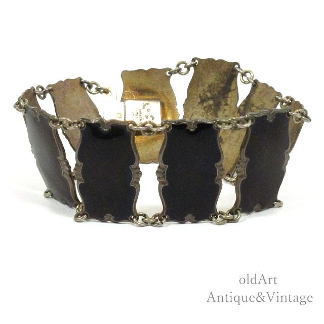 こちらは、1940-50年代に北欧ノルウェーのデザイナーIvar Holthが制作したヴィンテージブレスレットになります。 とても希少な一点物です。 職人の手の込んだ銀細工とエナメルの装飾がとても美しいブレスレットです。 ※商品は、アンティ...