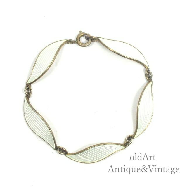 こちらは、1940-50年代に北欧ノルウェーのデザイナーAksel Holmsenが制作したヴィンテージブレスレットになります。 とても希少な一点物です。 職人の手の込んだシルバー彫刻と綺麗なエナメル装飾がとても美しいブレスレットです。 ＊...