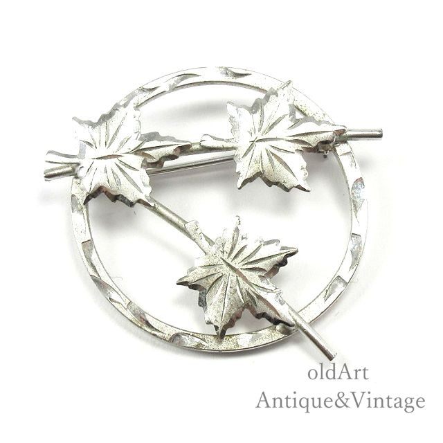 こちらは、アメリカで買い付けしましたヴィンテージ1950年代頃のコスチュームジュエリーシルバー製ブローチになります。 曲線と繊細な銀細工が美しい品のあるブローチです。 ＊色：シルバー ＊素材：スターリングシルバー ＊サイズ：縦幅 約30mm...