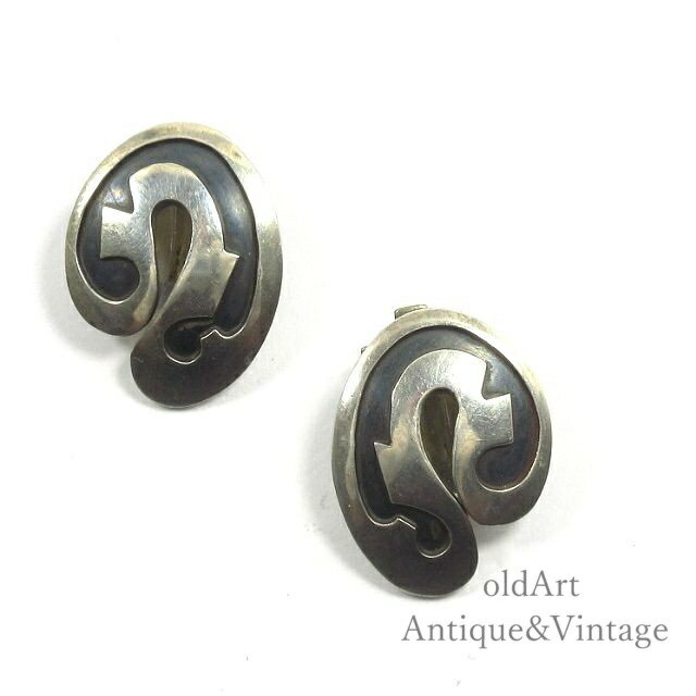 こちらは、北欧スウェーデン製ヴィンテージのシルバー銀製イヤリングになります。 北欧ジュエリー特有の芸術的でモダンなデザインが印象的で存在感のあるとても素敵な逸品です。 ＊内側の刻印：SWEDEN・STERLING ＊素材：スターリングシルバ...