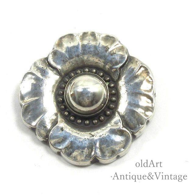 こちら、大変貴重なヴィンテージのジョージジェンセンのシルバーブローチ#189 Bになります。 優雅で曲線の美しい4枚の花びらと、中央には上品に輝くシルバーボールとドットの彫刻が施されています。 燻の具合が柔らかく入り、ジョージジェンセンの伝...