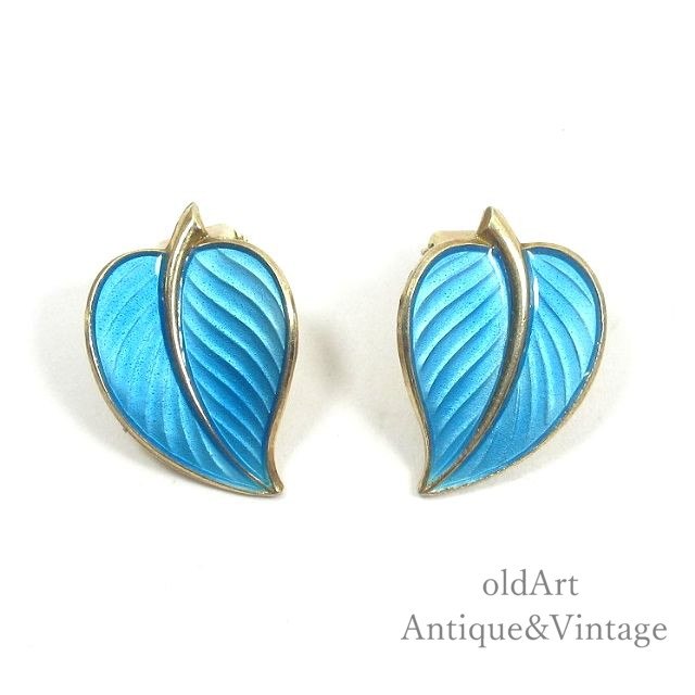 こちらは、1940-50年代に北欧ノルウェーのデザイナーBernard Meldahlが制作したヴィンテージイヤリングになります。 とても希少な一点物です。 職人の手の込んだエナメルの装飾がとても美しいです。透明度のあるホワイトで、葉脈も見...