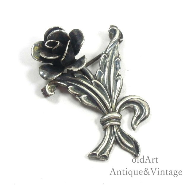 こちらは、アメリカ製1950年代のヴィンテージJewelArtスターリングシルバー製ブローチになります。 立体的な銀細工でつくられた薔薇の花のモチーフでアンティーク感溢れる素敵なブローチです。 ＊色：シルバー ＊素材：スターリングシルバー ...