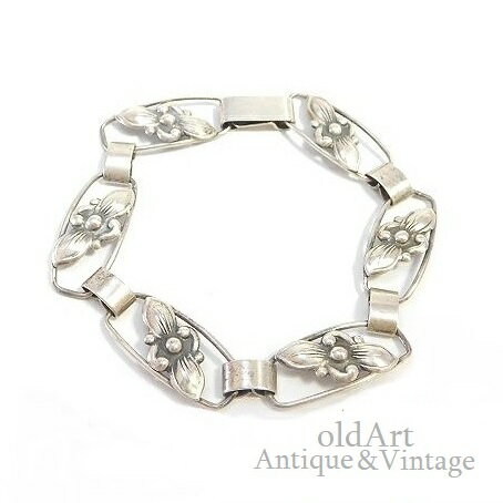 こちら、デンマークのジュエリー工房John Lauritzenの1970年代当時物のシルバー製ブレスレットになります。 デンマークの銀職人により手作業で作られた美しいブレスレット。 透かし細工で身に着けた時にとても綺麗です。燻が柔らかく入っ...