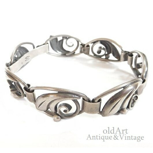こちら、デンマークのジュエリー工房John Lauritzenの1970年代当時物のシルバー製ブレスレットになります。 デンマークの銀職人により手作業で作られた美しいブレスレット。 透かし細工で身に着けた時にとても綺麗です。燻が柔らかく入っ...