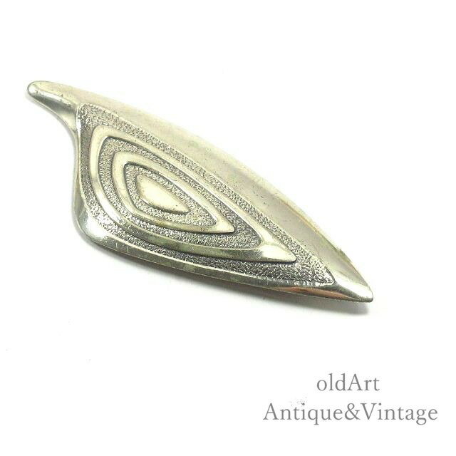 1947年にアメリカのロードアイランド州で創業し2004年まで継続していた、 コスチュームジュエリーメーカー【BEAU STERLING/ボー スターリング】のヴィンテージブローチになります。 ボー・クラフト（Beau Craft）社は伝統...