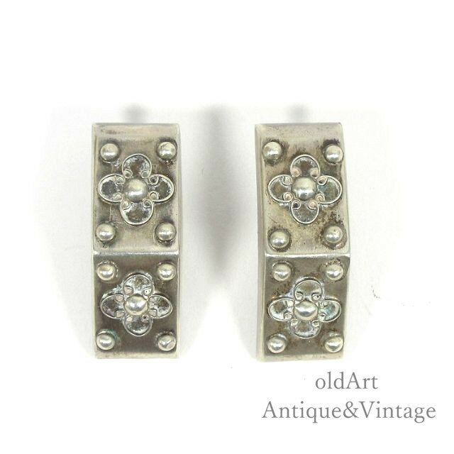 こちらは、ヴィンテージのメキシカンジュエリー、シルバー製イヤリングになります。 繊細な花の装飾が美しいイヤリング。 なかが空洞になっているため、見た目程重くはありません。 ＊素材：スターリングシルバー ＊サイズ：縦幅 約36.4mm　横幅1...