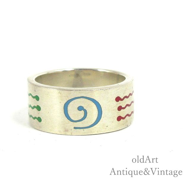 こちらは、ヴィンテージのメキシカンジュエリー、スターリングシルバー製リングになります。 フラットバンド型でエナメルの装飾が施された珍しい一本。 ＊Made in Mexico ＊色：シルバー・ブルーレッド・グリーン ＊素材：スターリングシル...
