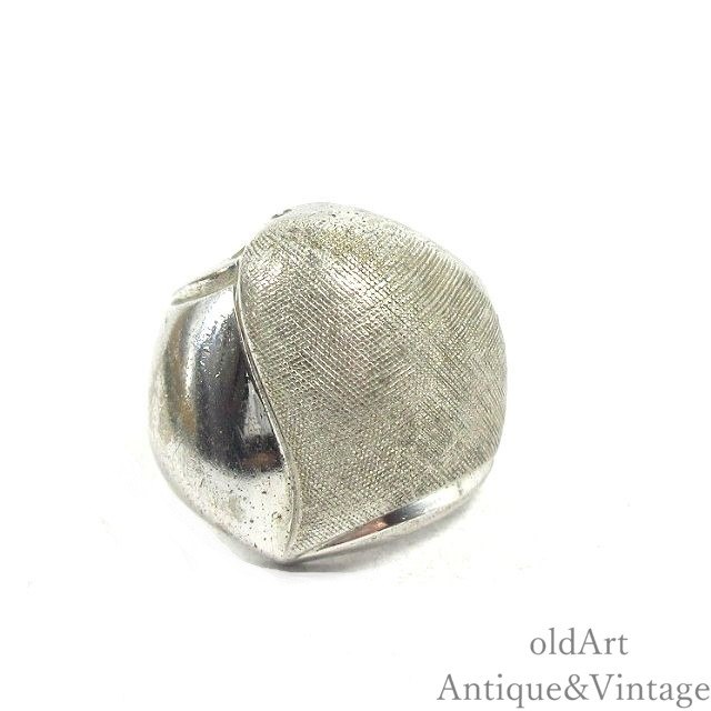 こちらは、1940-50年代頃のアメリカ製Clark & Coombs Co. (クラーク＆クームス製作所)製のヴィンテージリングになります。 マットと鏡面のコンビが美しい一本です。 ※こちらの指輪はアーム内側に刻印が御座いますので、サイズ...