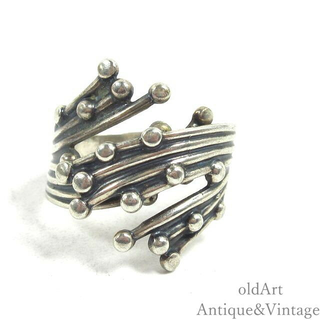 1947年にアメリカのロードアイランド州で創業し2004年まで継続していた、 コスチュームジュエリーメーカー【BEAU STERLING/ボー スターリング】のヴィンテージリングです。 ボリューム・存在感ある一本です。 フリータイプですので...