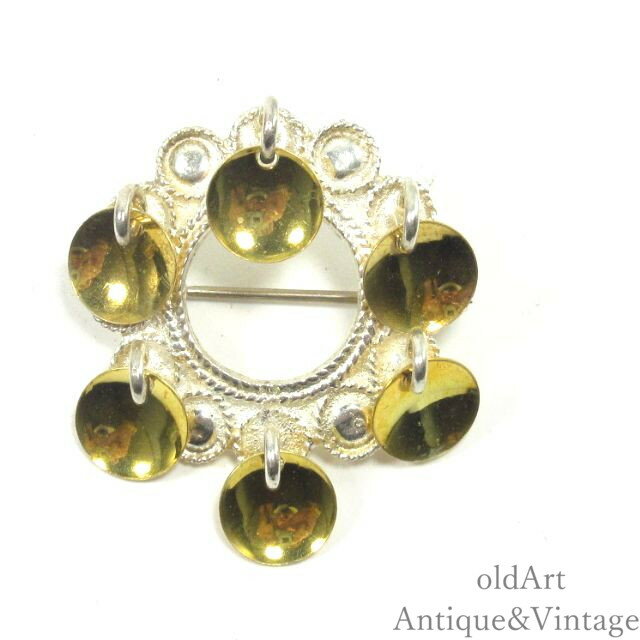 こちら、北欧ノルウェーの伝統的なスターリングシルバー製のsoljeブローチになります。 銀の紐とスプーンの様な丸いプレートが装飾された銀製ブローチ。 動くとプレートは光を四方八方に反射させ、不運や悪を追い払うと信じら魔除けやお守りのジュエリ...