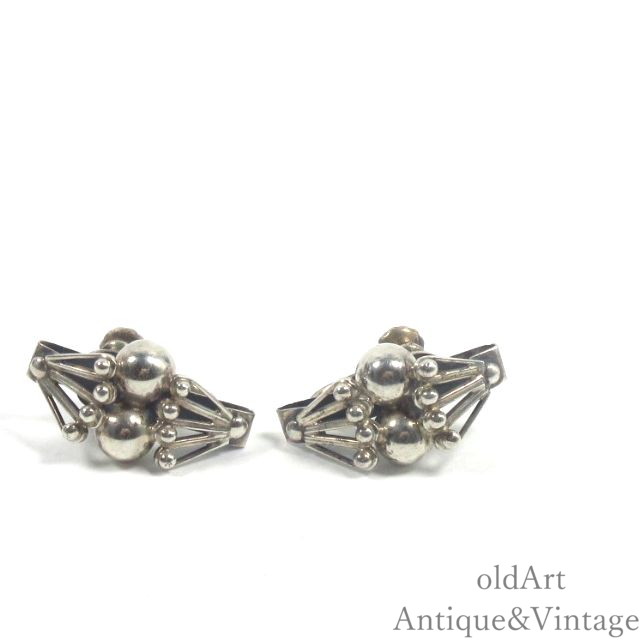 こちらは、ヴィンテージのメキシカンジュエリー、シルバー製イヤリングになります。 職人の手の込んだ銀細工が素晴らしく、美しいイヤリング。 ＊素材：スターリングシルバー ＊サイズ：縦幅 約22.3mm　横幅12mm ＊重量(両方で)：約4.7g...