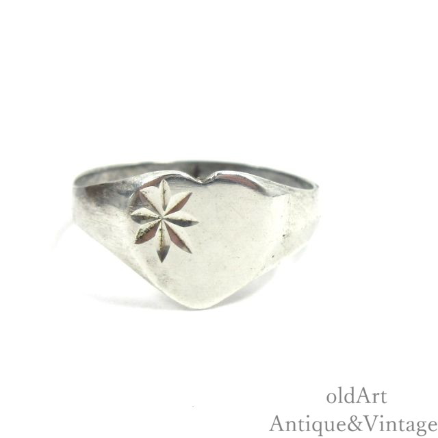 こちらは、英国イギリス製ヴィンテージのシルバー製印台ハート型シグネットリングになります。 ハートの印台に刻まれた繊細な手彫りがとても良い雰囲気です。 ＊刻印：SILVER ＊素材：スターリングシルバー ＊サイズ：縦幅 約8mm　4.5号(日...