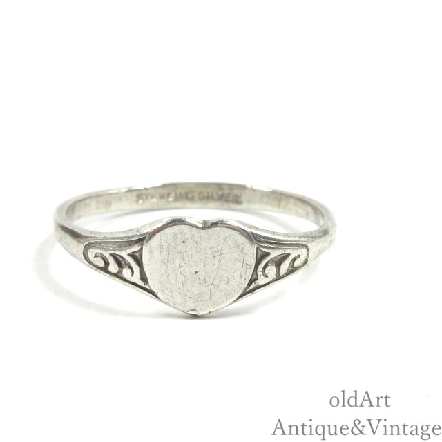 こちらは、英国イギリス製ヴィンテージのシルバー製印台ハート型シグネットリングになります。 繊細な手彫りが施された雰囲気の良い一本。 ※こちらの指輪はアーム内側中央に刻印が御座いますので、サイズ直しの号数によっては刻印の一部が消えてしまう可能...