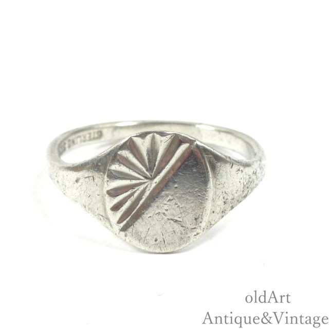 こちらは、英国イギリス製ヴィンテージのシルバー製印台シグネットリングになります。 オーバルの印台が上品な印象で、刻まれた繊細な手彫りがとても良い雰囲気です。 ＊刻印：STERLING SILVER ＊素材：スターリングシルバー ＊サイズ：縦...