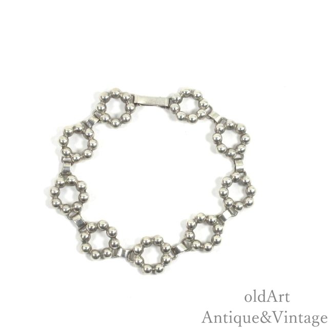 こちら、デンマークのジュエリー工房John Lauritzen/ジョン・ラウリッツェンの1950年代頃当時物のシルバー製ブレスレットになります。 デンマークの銀職人により手作業で作られたとても珍しいデザイン。 お花のモチーフかと思いますが、...