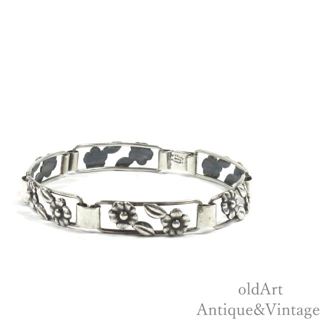 こちら、デンマークのジュエリー工房John Lauritzen/ジョン・ラウリッツェンの1950年代頃当時物のシルバー製ブレスレットになります。 デンマークの銀職人により手作業で作られた美しいブレスレット。 燻が柔らかく入っておりシルバーの...