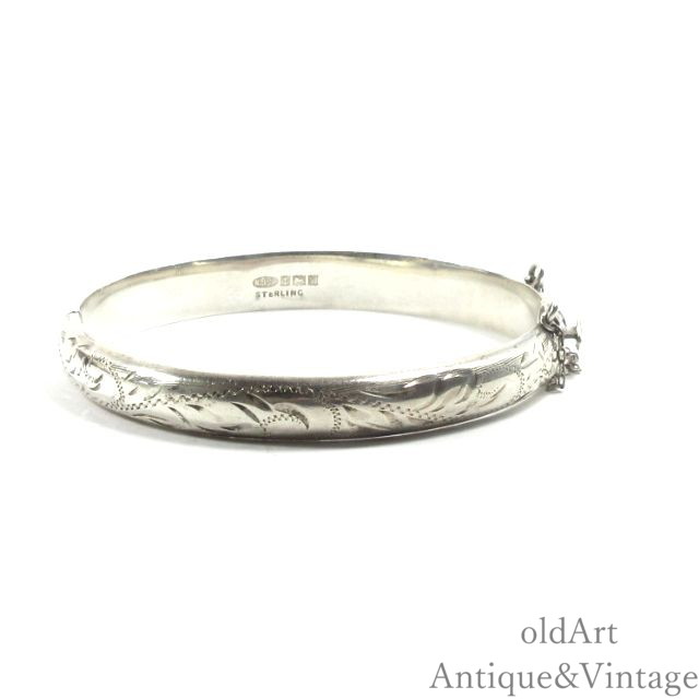 こちら英国イギリス1973年にバーミンガムで製造された、スターリングシルバー製のヴィンテージブレスレット/バングルになります。 唐草模様の繊細なエングレービング/手彫りが刻まれており、アンティーク感のあるとても素晴らしい逸品です。 ホールマ...