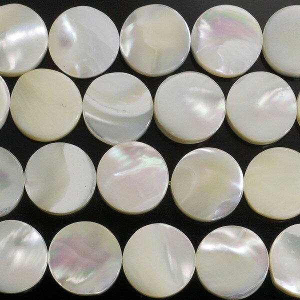 シェルパーツ　　白蝶貝　デスク　20mm　厚さ5mm 6個入パック海の神秘　シェル　貝の芸術の世界へようこそシェルは昔から宝飾用に珍重されてきました。海の静けさを運んでくれ、リラックス効果があるといわれています。中々寝付けない時には枕元に置...