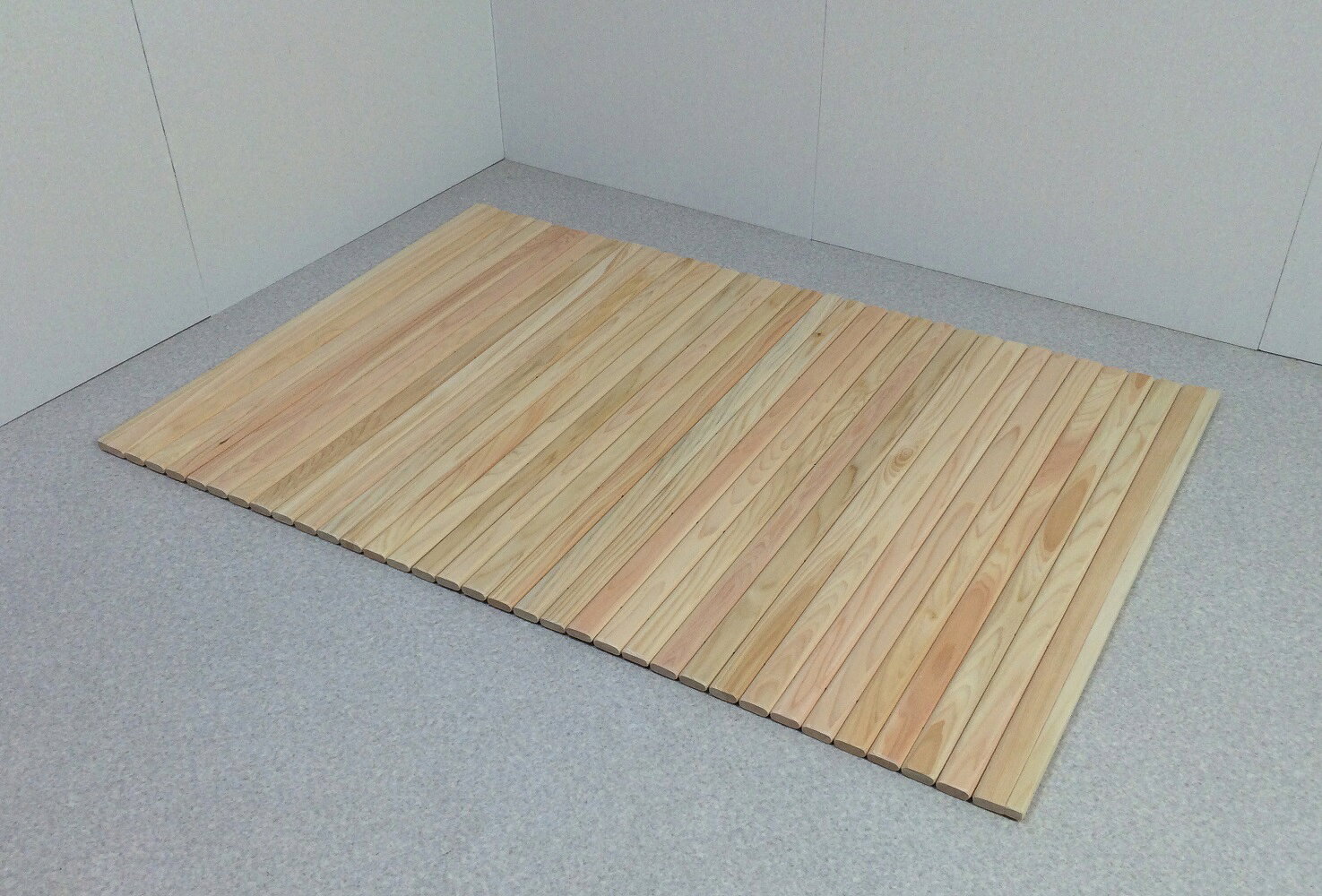 天然ひのきの香り漂う風呂ふたです！ ご要望に応えて巻けるひのきの風呂ふたを開発しました！ 【サイズオーダーメイド承ります！】 【商品の特徴】 ・巻き式で開け閉めが便利な風呂ふたです。 ・ふたを開けた瞬間天然ひのきの香りがお風呂中に漂います。...