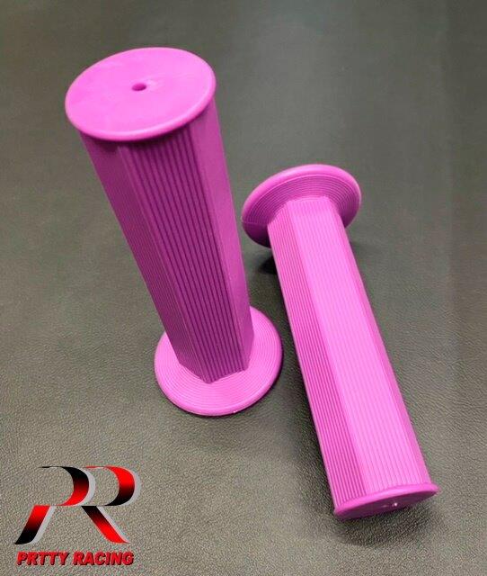 ●PRETTY RACING製 汎用 非貫通式 六角グリップ です ●人気の六角シリーズを改良して新登場！！ ●握りやすさ、硬さがバツグン！コールする人はもちろん、もしない人にもオススメです！ ●長さは約130ミリ ●右グリップの内径は約2...