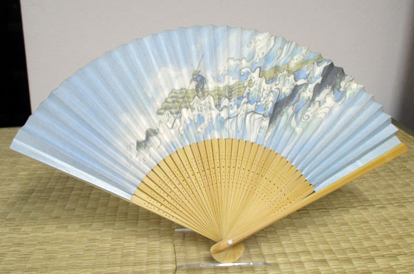 サイズ：約長さ22cm イメージ地色（表）水色/白竹 上質な紙張りの最高級の扇子です。 節電が叫ばれる昨今　昔ながらの扇子を使ってみませんか？ ゆうパケット、レターパックライト・プラス便可能ですが、破損の可能性があり保障がございません。 ＊...