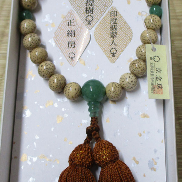 主珠　12mm/親珠　16mm 化粧箱入り すべての宗派でお使いいただける男性用の念珠です。 頭付房には高級素材の正絹を使用しております。 京都の数珠職人が匠の技で仕立てた逸品です。 ＊取り寄せとなります。 時期により　お時間をいただくこと...