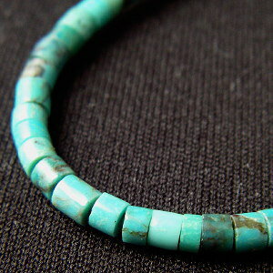 【形状】 ヘシ 【一粒のサイズ】直径約3mm×厚さ約2mm【穴】石のほぼ中心を貫通しています（写真参照）　※穴のサイズ：約0.7mm【販売単位】5cm分単位です【産地】中国【注意事項】 ※プレス加工されています。※色目はプレス加工のためバラ...