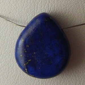 【形状】 しずく（フラットです、面取りされています） 【サイズ】縦約15mm×横約12mm×厚さ約5mm【穴】石の上部を横に貫通しています(写真参照)　※穴の大きさ：約0.8mm【販売単位】1個・粒売りです(価格は1粒の価格です)【注意事項...