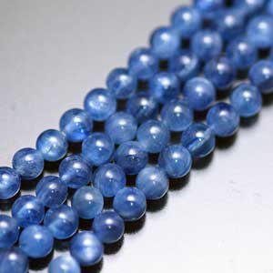 【形状】丸（ラウンド）【石の種類】カイヤナイト【サイズ】直径約4mm【穴】石のほぼ中心を貫通しています（写真参照）　※穴のサイズ：0.5mmのシリコンゴムが通りました【販売単位】1個（粒売りです）【注意事項】※クラック・インクルージョンが入...