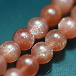 【形状】 丸（ラウンド） 【石の種類】 アパタイト（マダガスカル産） 【サイズ】直径約4mm【穴】石のほぼ中心を貫通しています　※穴のサイズ：約1.0mm【販売単位】1個（粒売りです）【注意事項】 ※写真は一例となります。※天然素材のめ、ク...