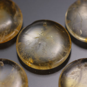 【形状】 コイン 【サイズ】直径約25mm×厚さ5〜7mm【穴】コイン形の厚み貫通する向きで、石の上部を貫通しています(写真参照)　※穴のサイズ：約0.7mm【販売単位】1個・粒売りです(価格は1粒の価格です)【注意事項】 ※クラック・イン...