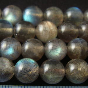 【形状】 丸（ラウンド） 【サイズ】直径約8mm【穴】石のほぼ中心を貫通しています(写真参照)【販売単位】1個・粒売りです(価格は1粒の価格です)【注意事項】 ※クラック・インクルージョンがあります。※ご覧いただいているPC等の環境によって...