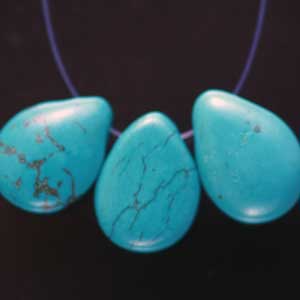 【形状】 ドロップ・平しずく 【石の種類】 マグネサイト 【サイズ】約17〜18mm×約12〜13mm×厚さ約6〜7mm【穴】石の上部を横向きに貫通しています（写真参照）　※穴のサイズ：およそ1.0mmのシリコンゴムが通ります【販売単位】1...