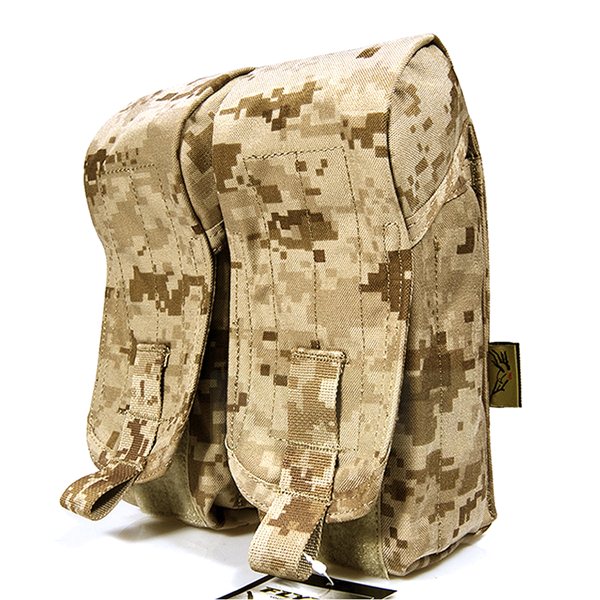 各ポーチにAKマガジンがを最大3本収納することが出来、 計6本のマガジンを収納出来るダブルマグポーチ。 MOLLEシステム採用でMOLLEベストや対応パネルへ装着可能。 サイズ：220mm X 175mm X 85mm ※写真のマガジンは付...