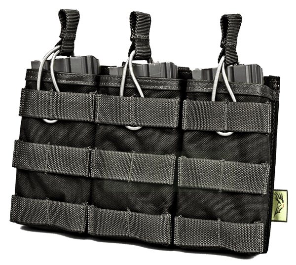 M4 / M16マガジンやAKマガジン等を3本収納可能なマグポーチです。 フラップなしのため、マガジンの取り出しがスムーズとなります。 MOLLE対応のベスト等に取り付ける事が出来ます。 サイズ 約 240mm X 155mm (※マガジン...