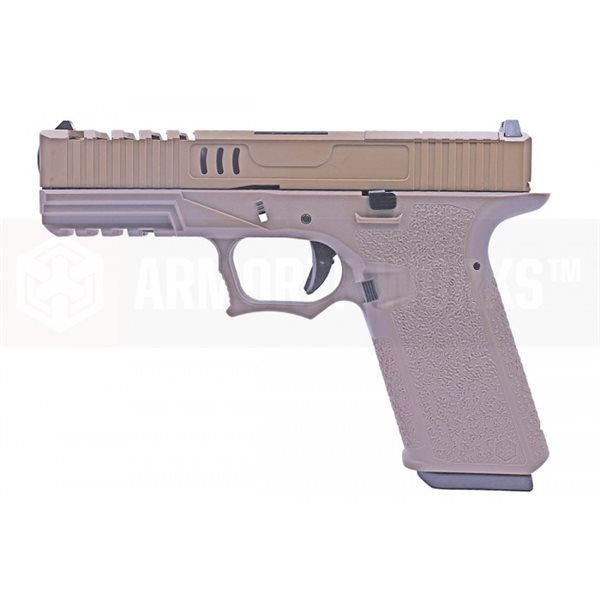 ArmorerWorksより、非常に個性的な外観にカスタムされた GLOCK 17モデルベースのガスブローバックガンです。 AW-VX7シリーズは、スライドは大きく彫り込まれたセレーションと ポート加工が施された金属製カスタムスライドを採用...