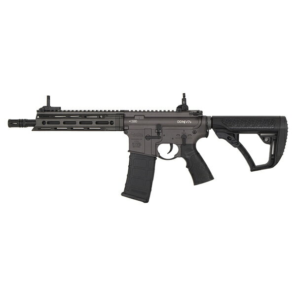 香港に拠点を置くE&C社製 電子トリガーシステム搭載 電動ガンです。 アメリカ Daniel Defense社が製造する M4クローンモデルシリーズ「DDM4 V7S」をモチーフに製作された電動ガンです。 MFR9.0 タイプ M-LOKハ...