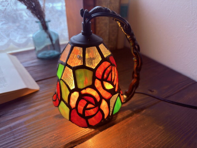 フレンチカントリーからレトロモダンインテリアまでオススメの　ステンドグラステーブルランプです。寝室　玄関　リビングのアクセントとしていかがでしょうか。 W13cm　D10cm　H18.5cm　シェード直径約12cm　コード長さ約120cm　...