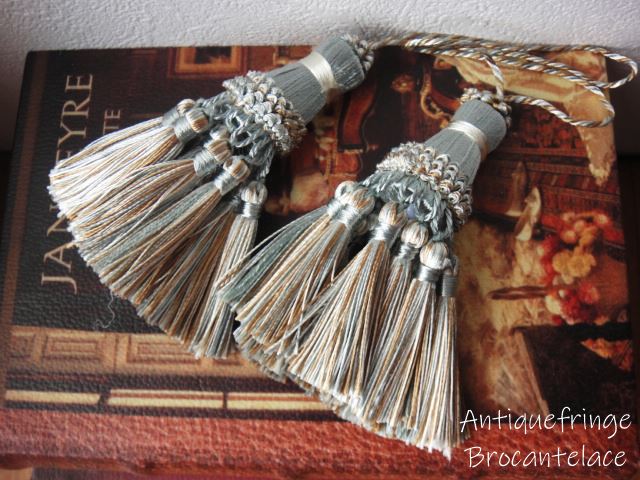 フリンジタッセル2本セット 洋書小物入れは付属しません タッセルのみ キャビネットの取っ手やノブ　カーテン等の装飾 また、キーホルダーやスマホの装飾に ゴージャスなものをお探しの方におすすめ♪ ヨーロピアン調の家具や鏡台　シェルフの引き出し...