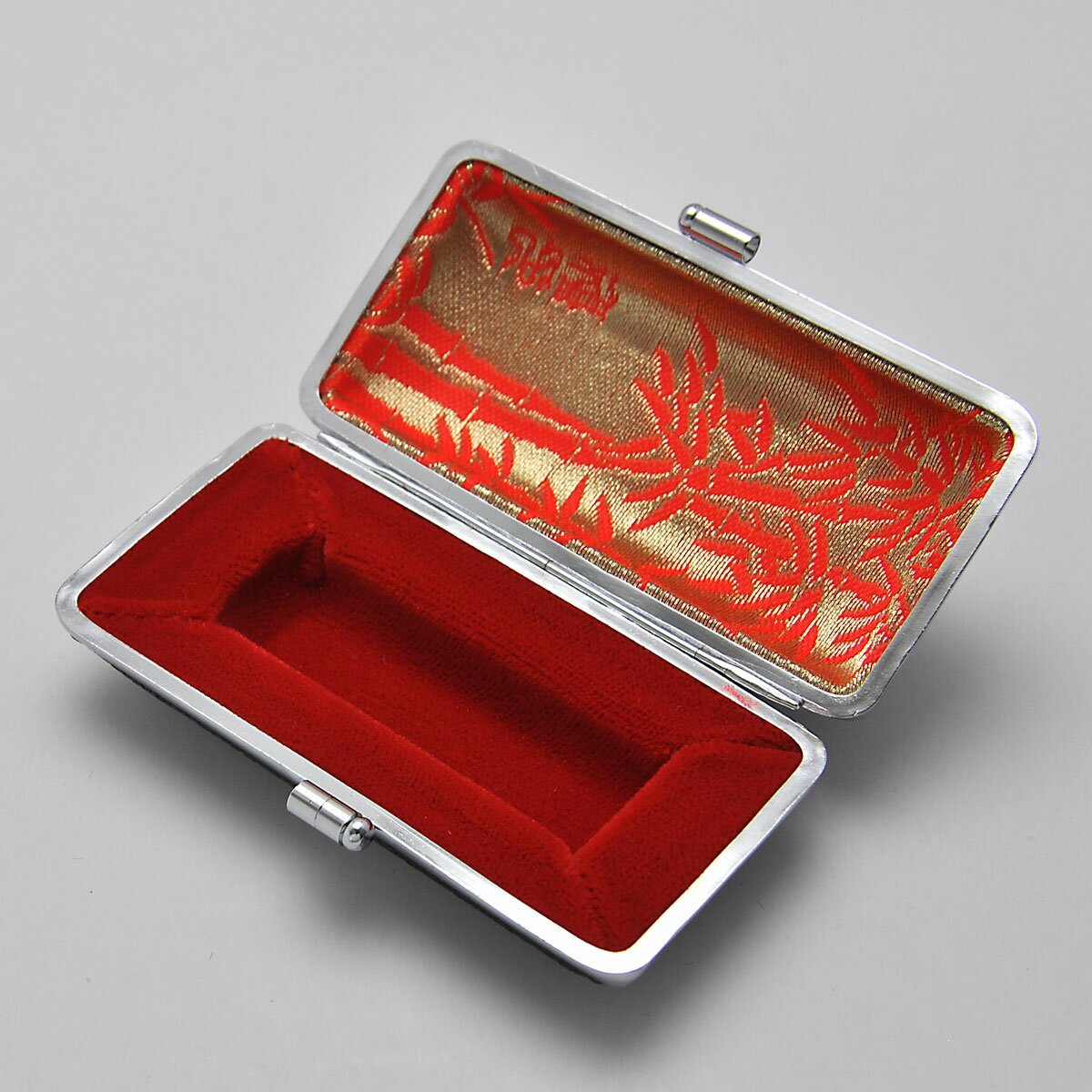 ハンコを引き立たせる高級感溢れるケースです。 日本で最も一般的なハンコケースです。ハンコを引き立たせる高級感溢れるケース