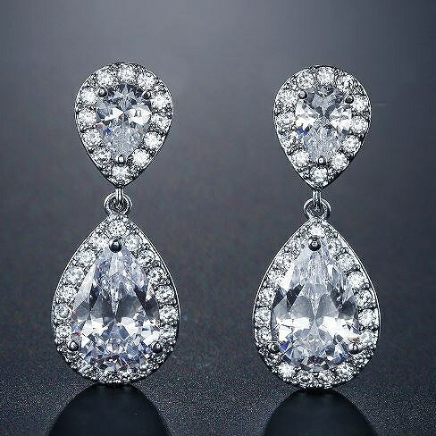 商品説明 仕様 【サイズ】 縦約2.4cm　横約1.0cm 【素材】 キュービックジルコニア ★動く度にゆらゆら揺れる＆キラキラ輝くピアス★ パーティーや結婚式などに!!とっても豪華です♪ 注意 ※モニターの発色や撮影時の場所・角度等により...