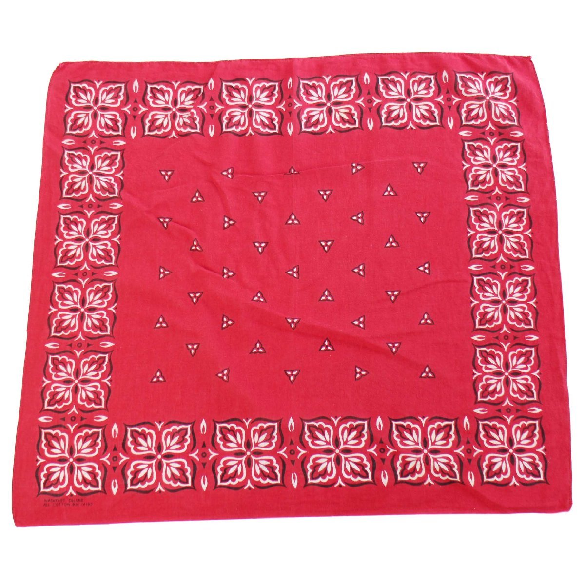 商品詳細 60s〜頃のバンダナです。WASHFAST COLORS、RN14193一辺に耳付きカラー：赤素材：ALL COTTON大きさ：約49.5cm×56cm多少の誤差はご了承ください。コンディション：使用感があり、所々に少しの薄汚れ、...