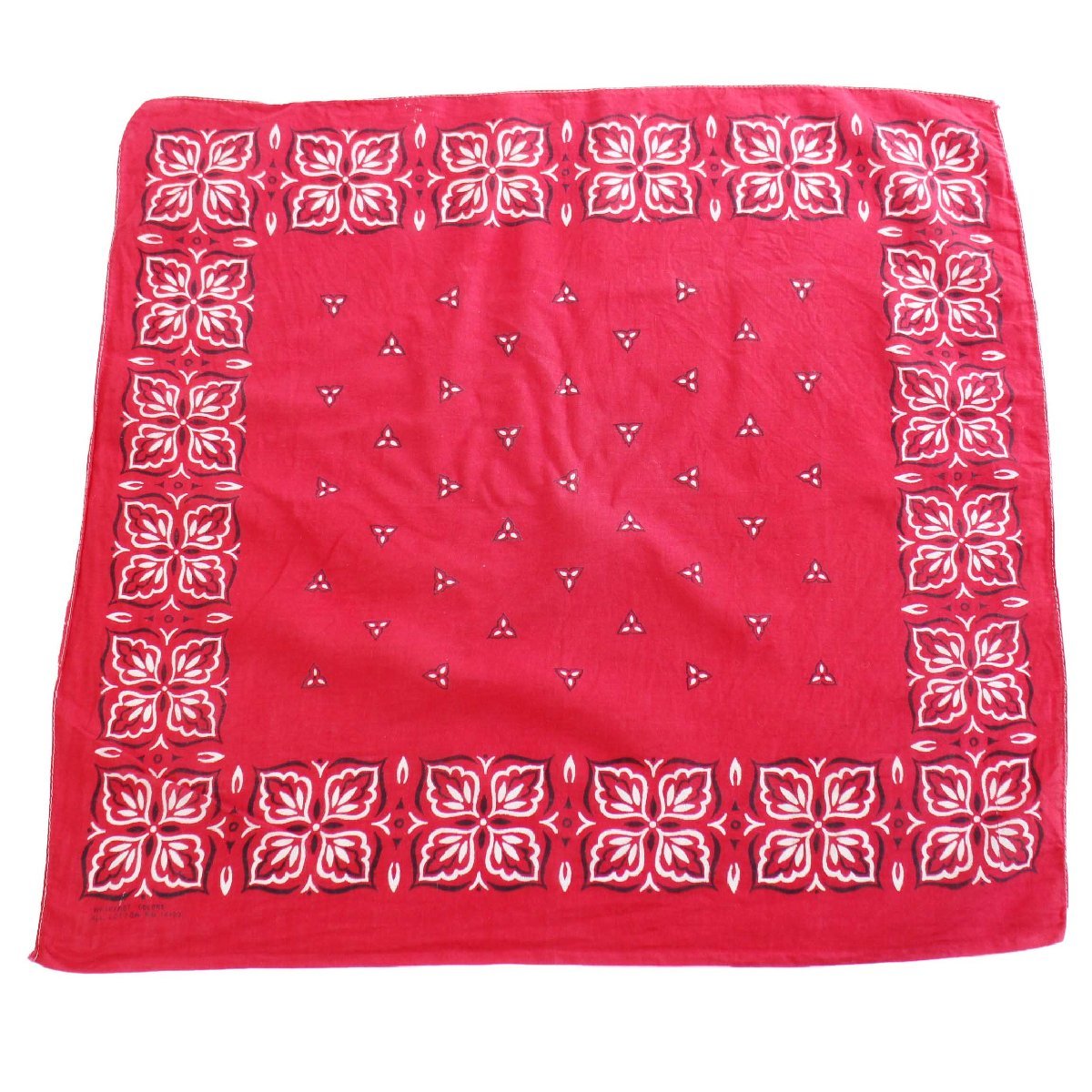 商品詳細 60s〜頃のバンダナです。WASHFAST COLORS、RN14193一辺に耳付きカラー：赤素材：ALL COTTON大きさ：約50.5cm×54cm多少の誤差はご了承ください。コンディション：使用感があり、全体的に多少の色落ち...