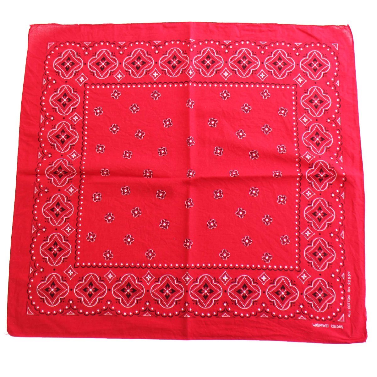 商品詳細 60s頃のバンダナです。WASHFAST COLOR、RN32557一辺に耳付きカラー：赤素材：ALL COTTON大きさ：約51.5cm×56cm多少の誤差はご了承下さい。コンディション：1つの端に僅かなほつれはありますが、目立...