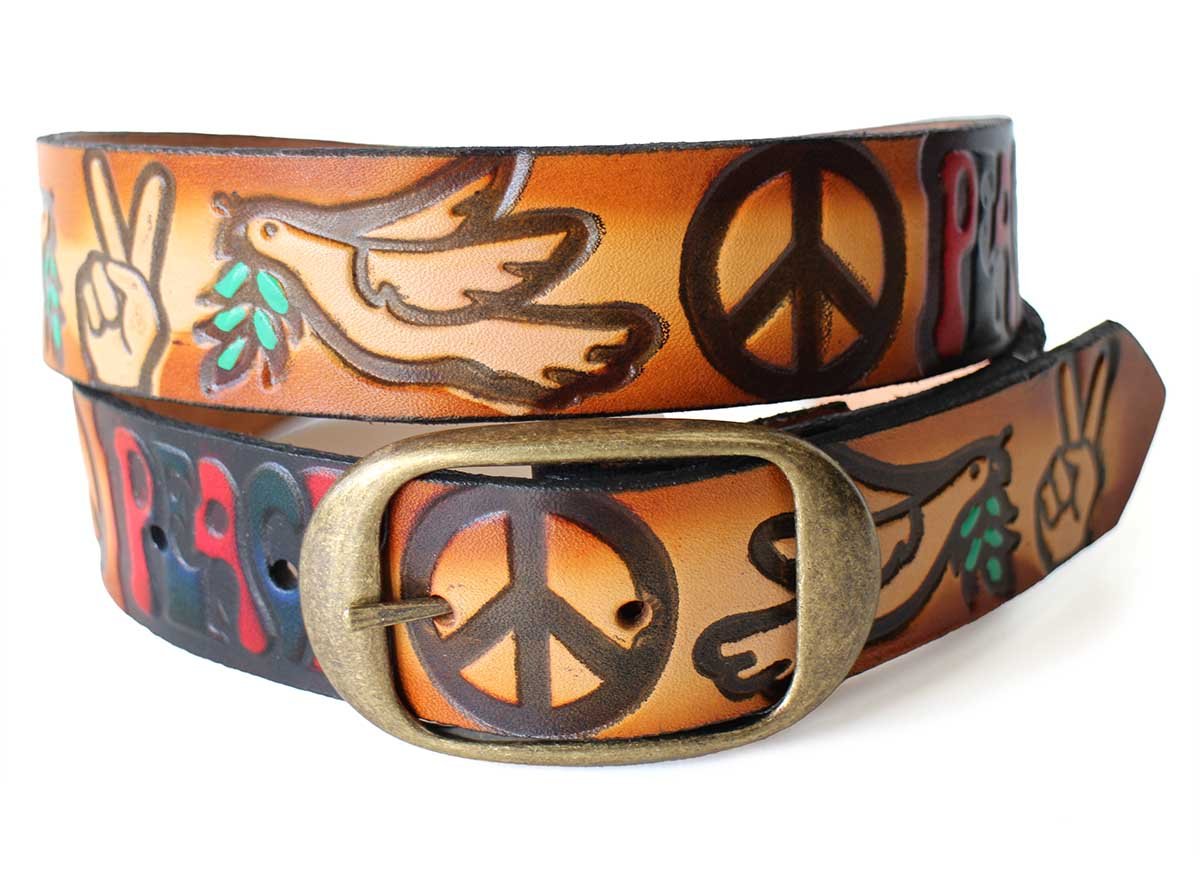 商品詳細 【BRACKNEY LEATHER WORKS】のレザーベルトです。MADE IN USA肉厚なレザーに文字やピースマークなどの型押し&ペイントが施されています。バックルはスナップボタンで取り替え可能です。カラー：ブラウン系素材：...