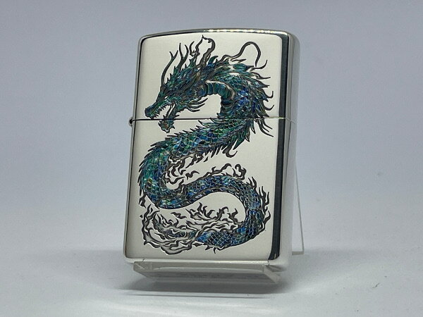 ギフト対応 商品説明 ★悠久の時を経て語り継がれる【龍】を、鮮やかな彩色で描き上げたZippoライター。 　シルバーボディに浮かびあがる龍は、まるで一枚の絵画のような美しさを放ちます。 主な特長 ●ZIPPOレギュラーサイズベース ●銀メッ...