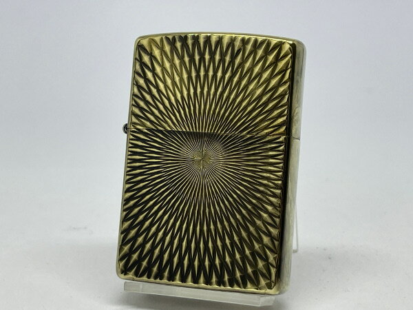 ギフト対応 主な特長 ●ZIPPO No.200FBベース ●ヴィンテージスタイルは、個々の製品で色合いやユーズド感が異なりますので予めご了承願います。 ●底面の刻印は異なる場合がございます。 ●保証書・箱。 備考